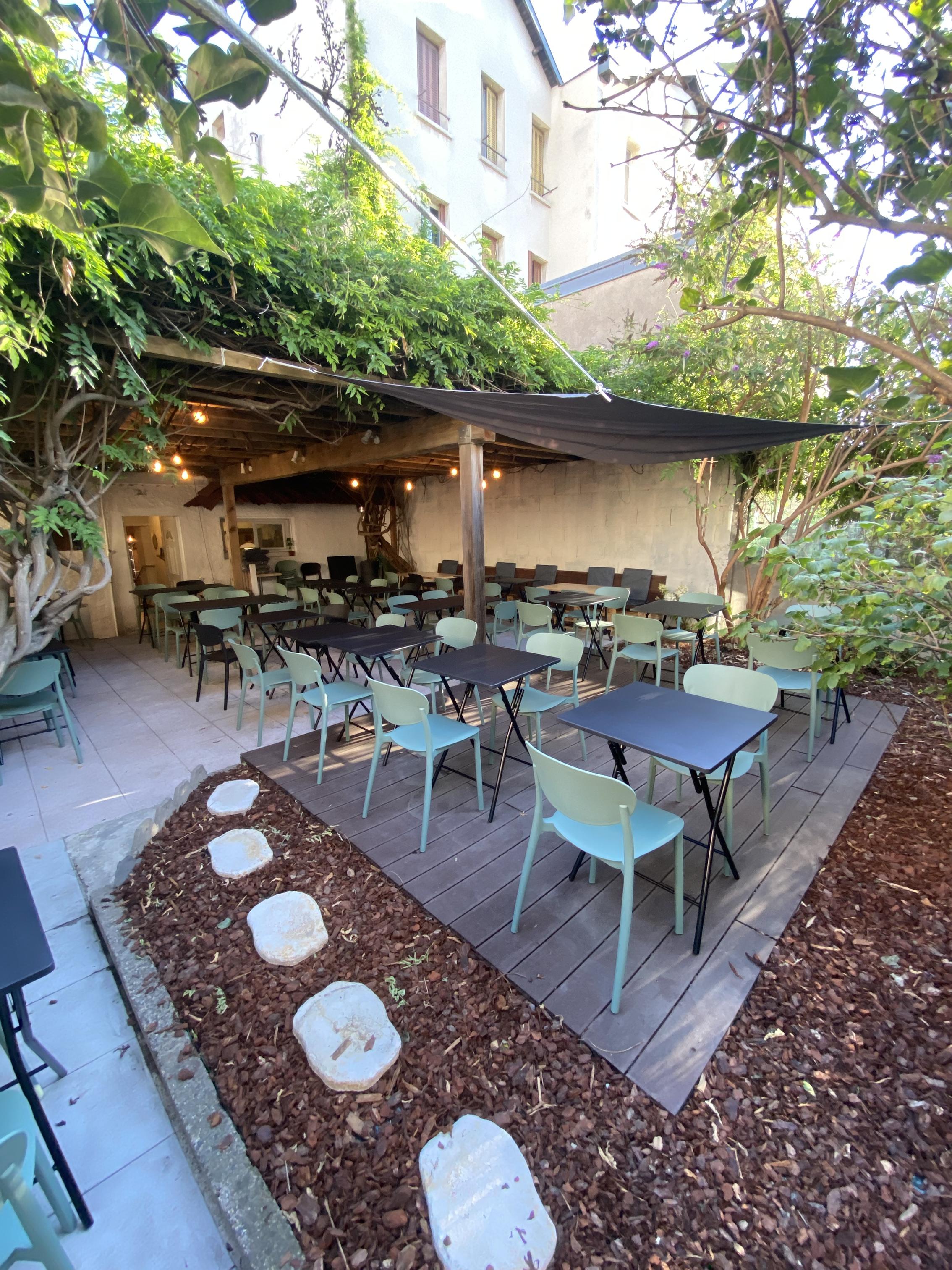 Le patio des Carmes è una vineria, ristorante ed enoteca a Clermont ...
