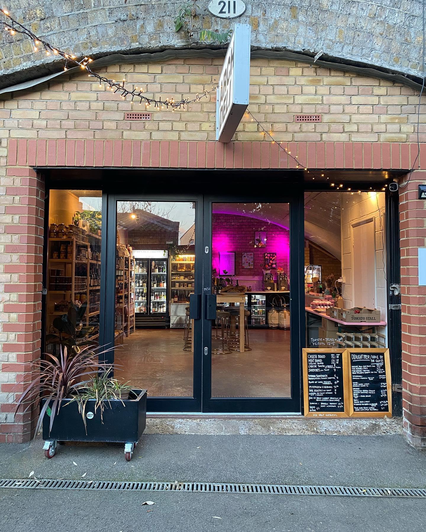 Arch Deli is a Bar and a Restaurant in Londra - Raisin