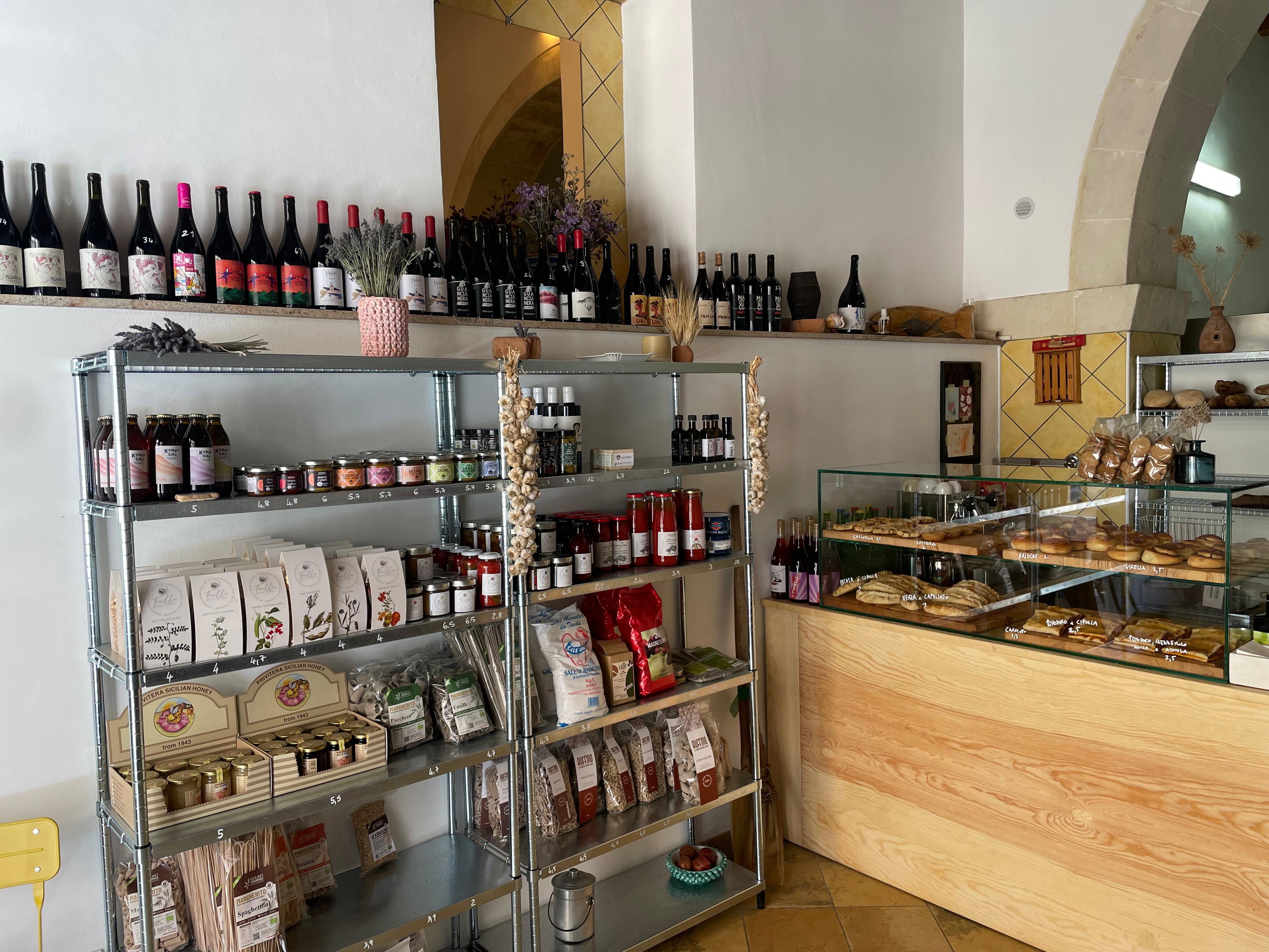 Forno Piano Altro is a wine shop Located In Noto - Raisin